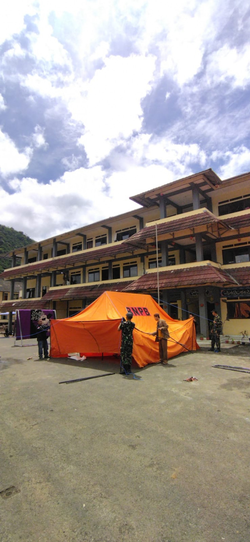 Media Budaya Indonesia | Yonif Raider 300/Bjw Bantu BNPB Dirikan Tenda ... Media Budaya Indonesia | Yonif Raider 300/Bjw Bantu BNPB Dirikan Tenda ...