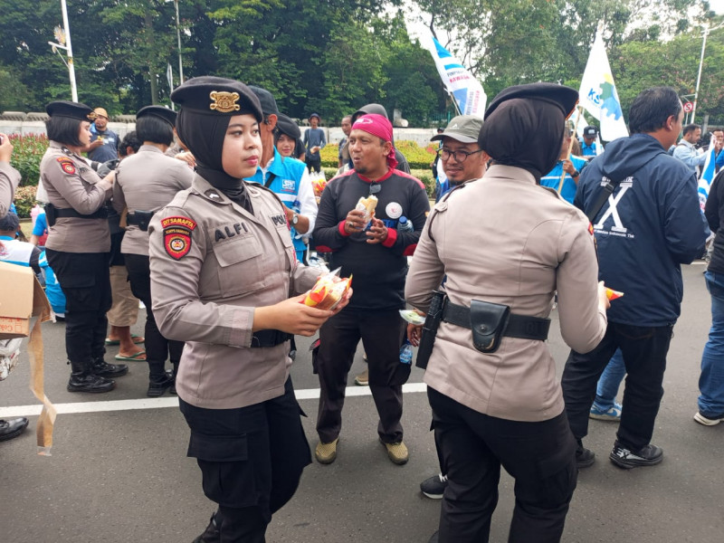 Media Budaya Indonesia | Polri Tunjukkan Kepedulian, Polwan Polda Metro ...